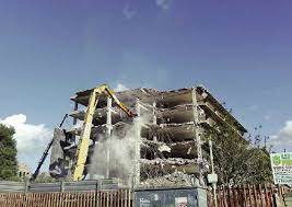 Roma. E' partita la demolizione dell'ex Residence Bravetta