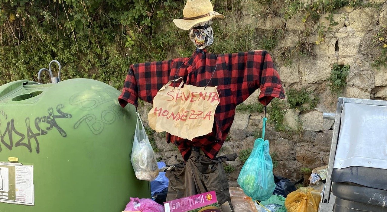 Roma, arriva lo «spaventa-monnezza» vicino al cassonetto a Valle Aurelia